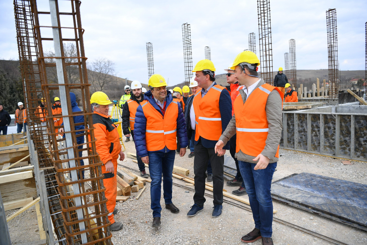 Вицепремиерот Анѓушев, министерoт Сугарески и директорот на МЖ ...