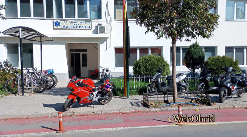 Тротоарот пред Маларична служи како мото-паркинг • WebOhrid